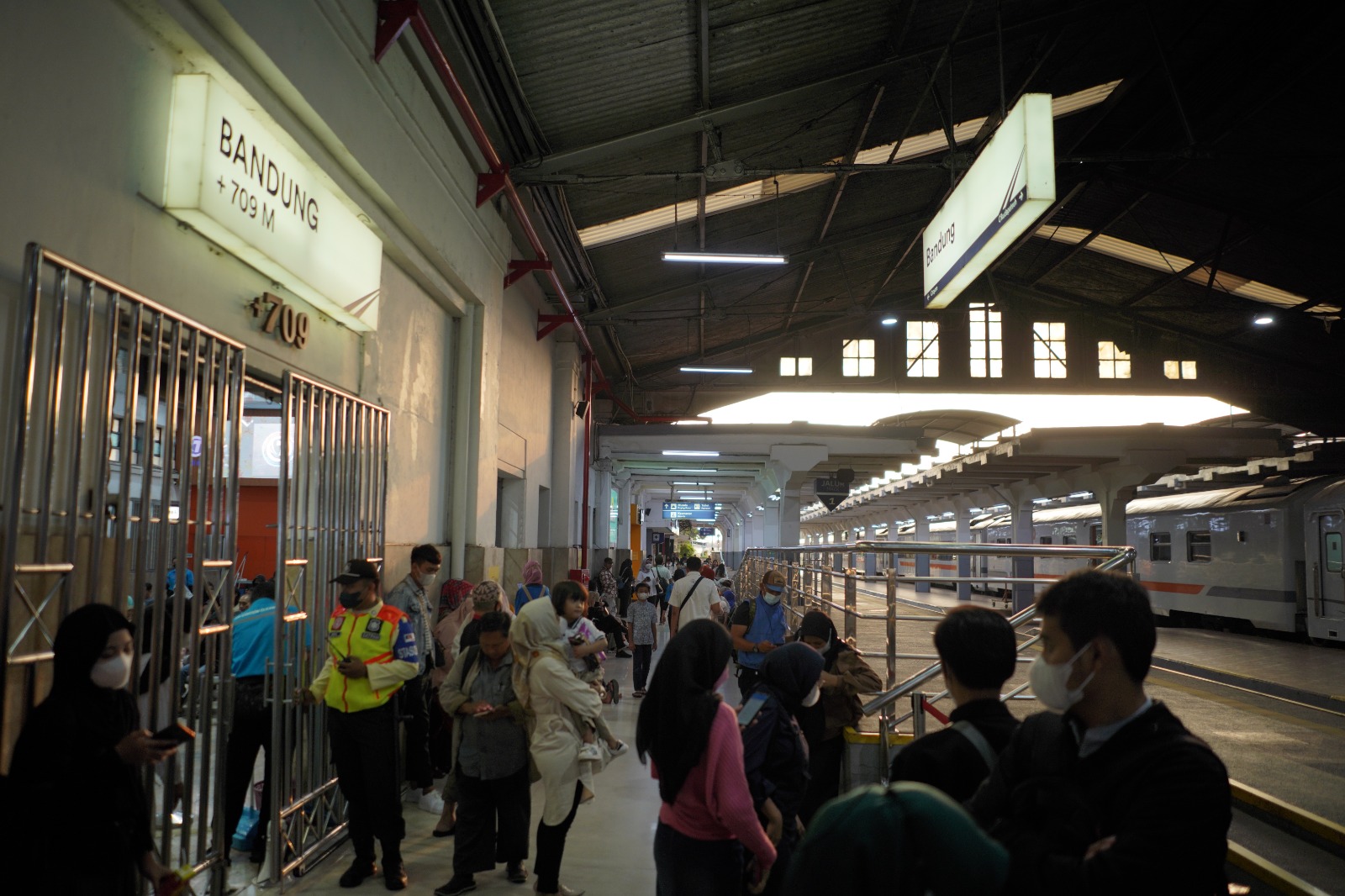 KAI Commuter Lakukan Penyesuaian Pemberangkatan Commuter Line Bandung ...